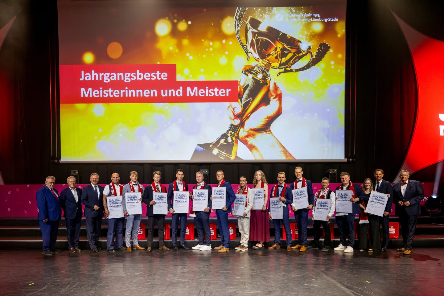 Meisterfeier 2026 475 Meisterinnen und Meister erhalten ihre Urkunde ...