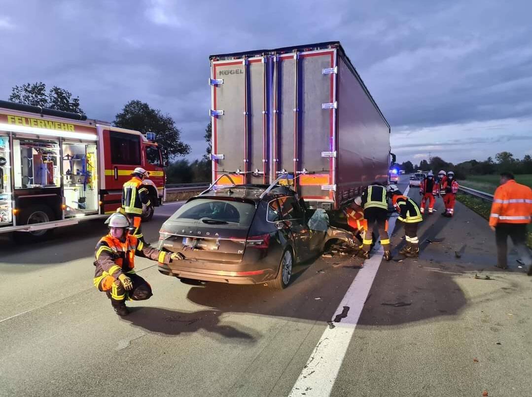 Tödlicher Unfall auf der Autobahn Auto verkeilt sich unter Laster ...