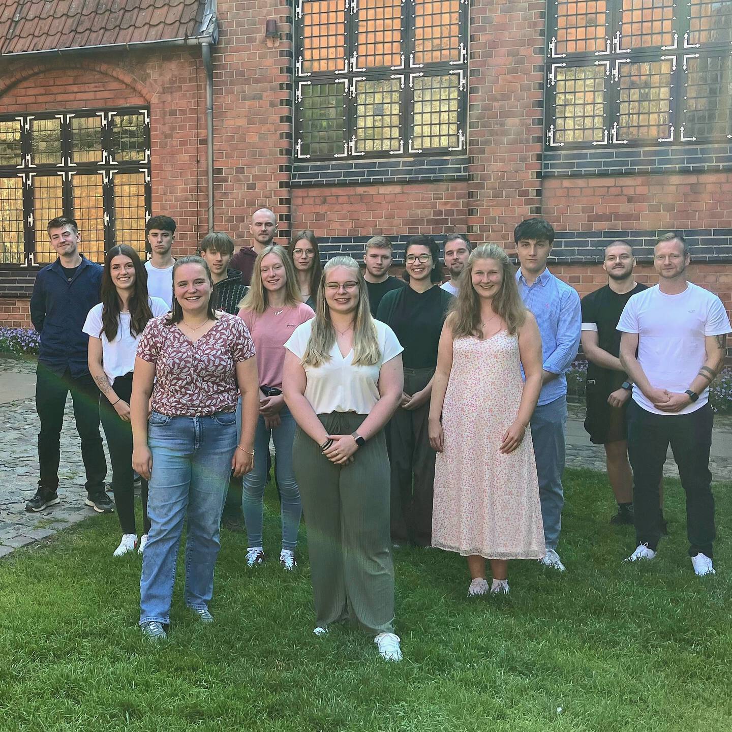 Hansestadt und AGL freuen sich über 17 neue Auszubildende und Anwärter ...