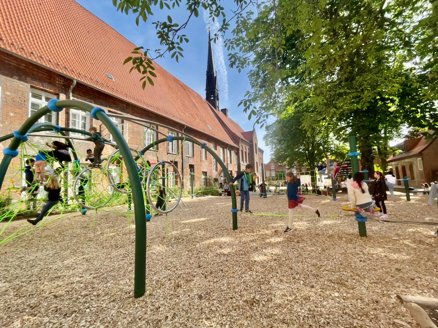 Neuer Schulhof im historischen Ambiente: Einweihung an der ...